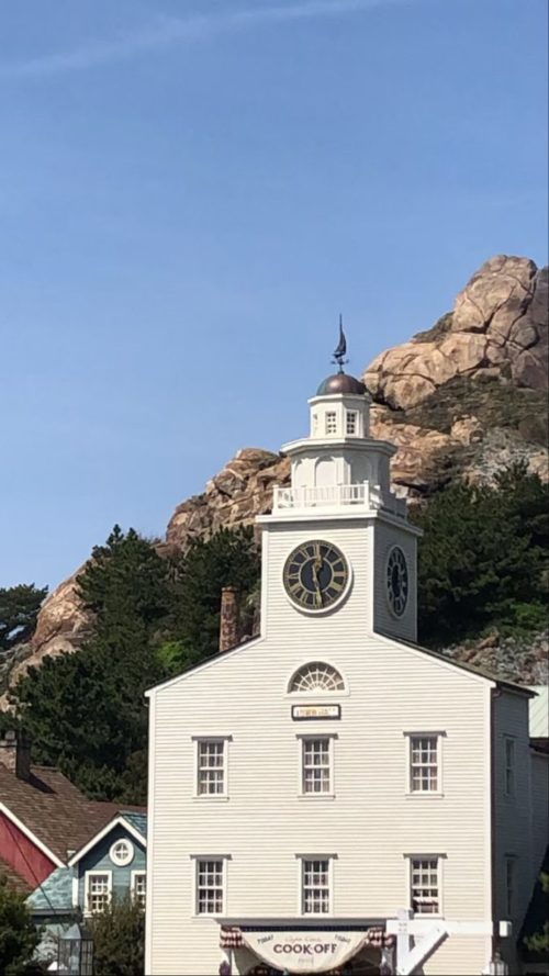 デイズニーシーのケープコッド。小さな港の灯台と時計がシンボル